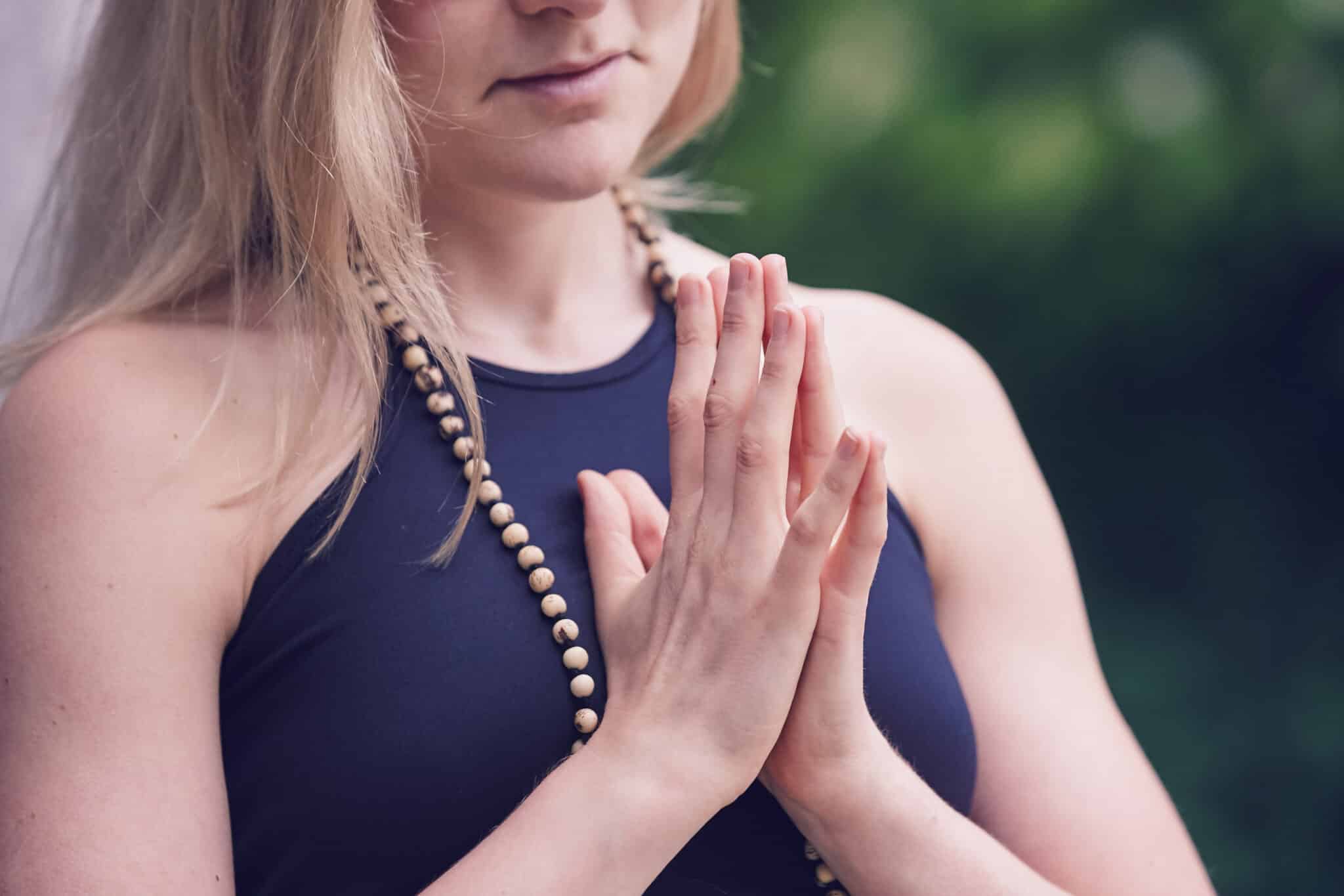 Hvad betyder namasté? Få yogalærerens forklaring på namasté