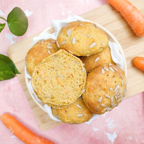 Gulerodsboller - Opskrift på luftige og saftige gulerodsboller!
